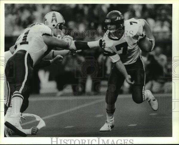 1990 Press Photo Houston Oilers' Sean Jones reaches for Jets' QB Ken O ...