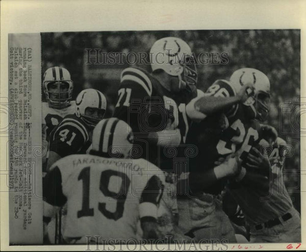 1971 Press Photo Colts' Norm Bulaich gives second effort yardage ...