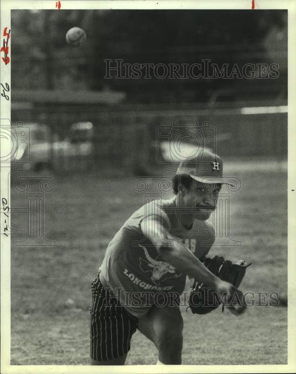 1982 Press Photo Ex-Astros' pitcher Scipio Spinks pitches in pick-up ...