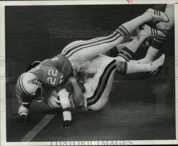 1977 Press Photo Oilers' Zeke Moore sacks Bears quarterback Mike Phipps ...
