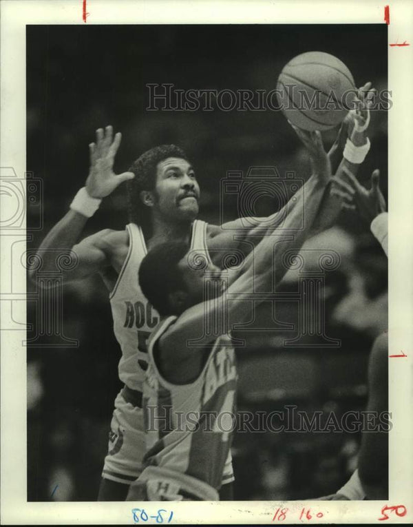 1981 Press Photo Rockets' Bobby Joe Reid blocks Hawks' Rudy Macklin's ...