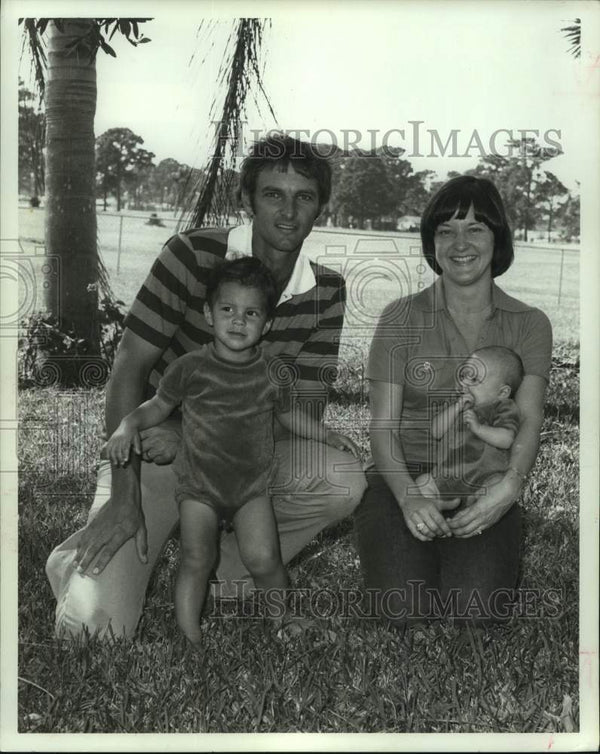 1977 Press Photo Astros' shortstop Roger Metzger, wife Tamy & sons Kur ...