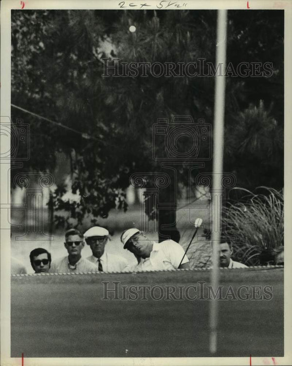 1970 Press Photo Pro golfer Fred Marti hits out of rough on hole #16 ...
