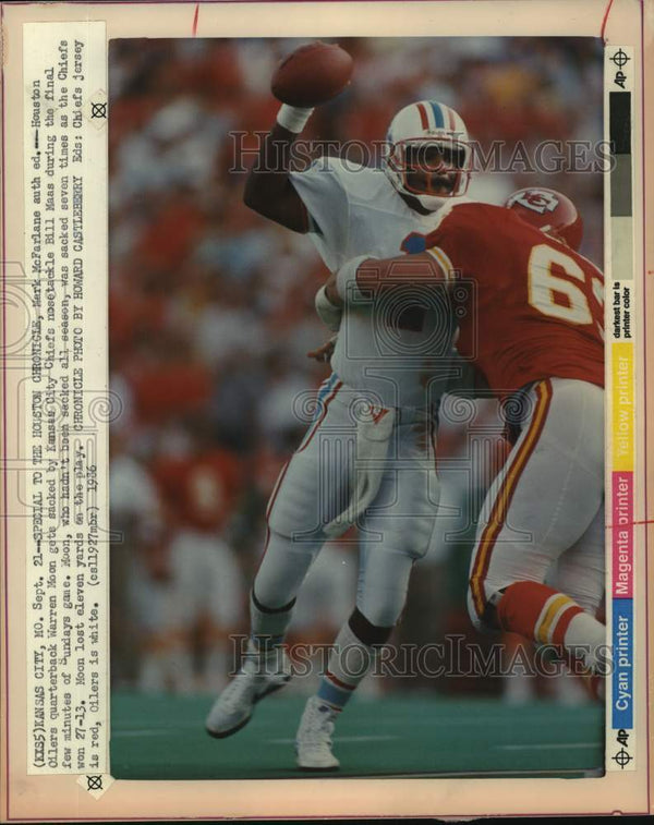 1986 Press Photo Oilers' Warren Moon is sacked by Chiefs' Bill Maas at ...