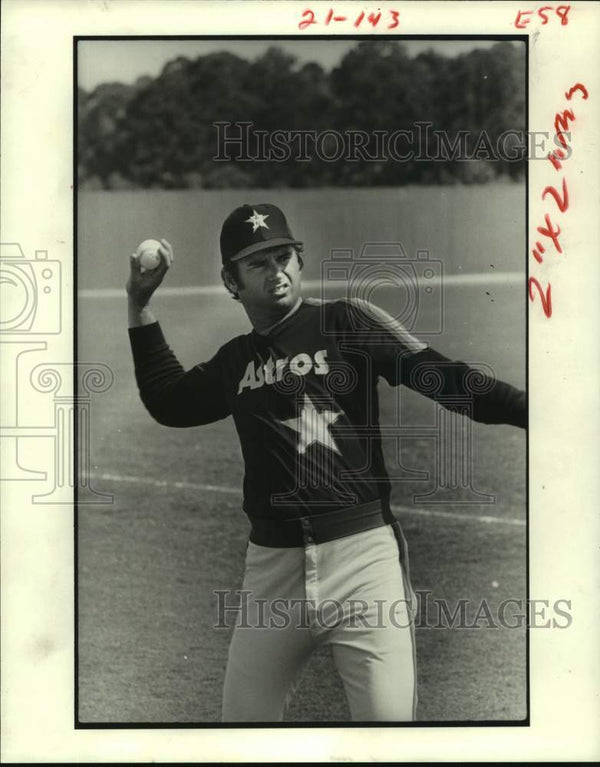 1983 Press Photo Astros' pitcher Randy Moffitt warms up at training ...