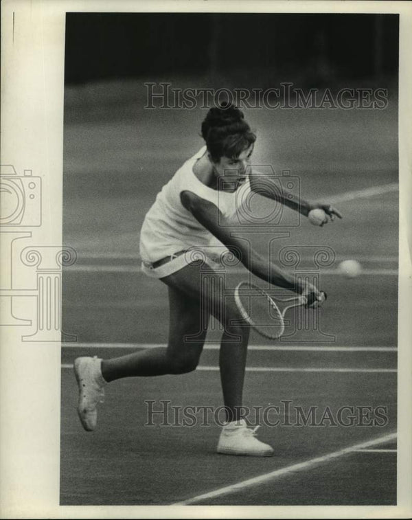 1968 Press Photo Pro tennis player Kathy Harter hits forehand lob ...
