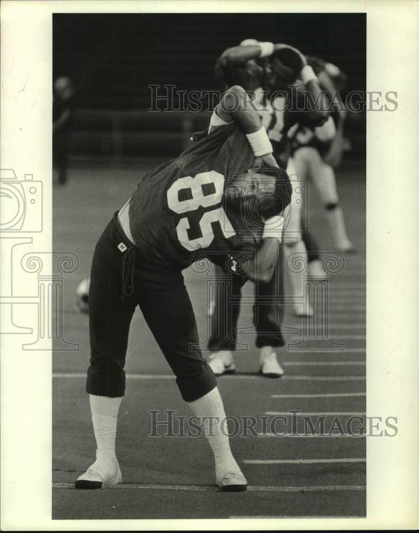 1982 Press Photo Oilers' Carl Roaches limbers up before a team practic ...