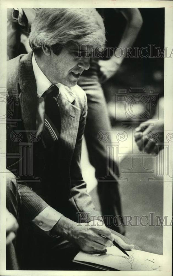 1980 Press Photo Houston Rockets basketball coach Del Harris diagrams a ...