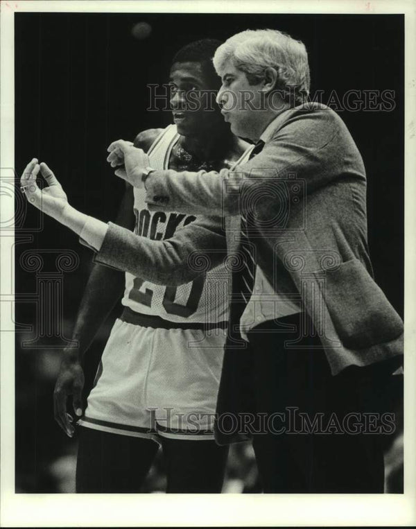 1982 Press Photo Houston Rockets basketball Del Harris instructs Teagle ...