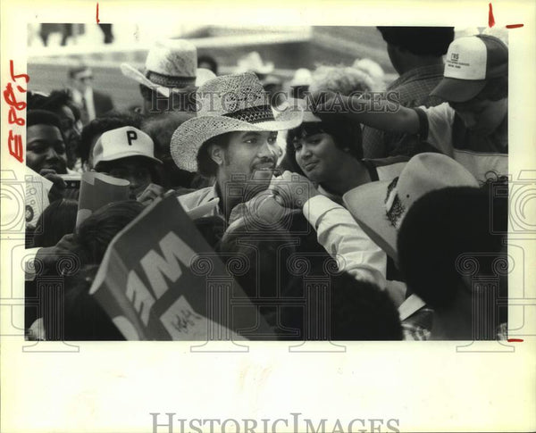 1981 Press Photo Houston Rockets basketball player Robert Reid signs a ...