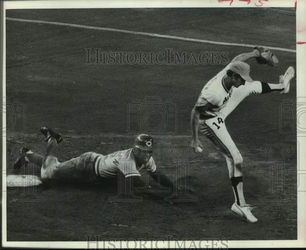 1977 Press Photo Houston Astros baseball player Roger Metzger lands ...