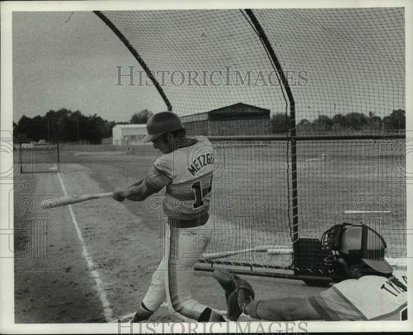 1978 Press Photo Houston Astros baseball player Roger Metzger swings in ...