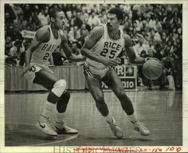 1982 Press Photo Rice's Ricky Pierce dribbles around Baylor's Jay ...