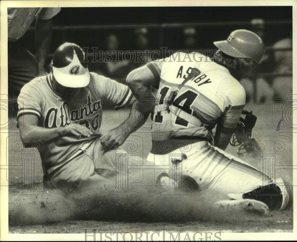 1980 Press Photo Houston Astros baseball player Alan Ashby tags out ...