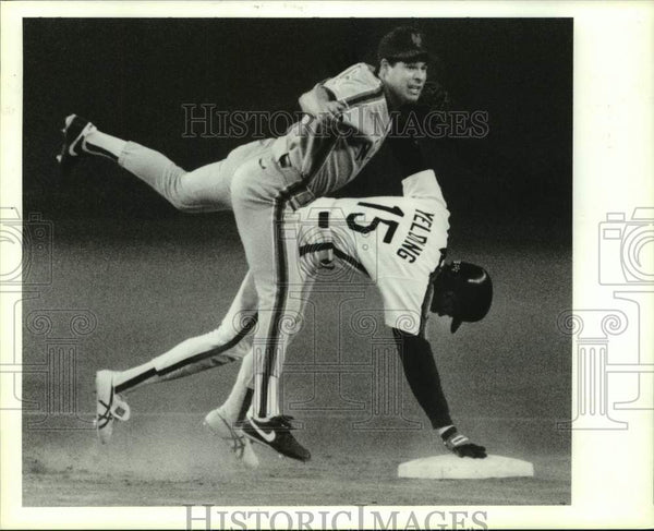 1990 Press Photo Houston Astros baseball player Eric Yelding breaks up ...
