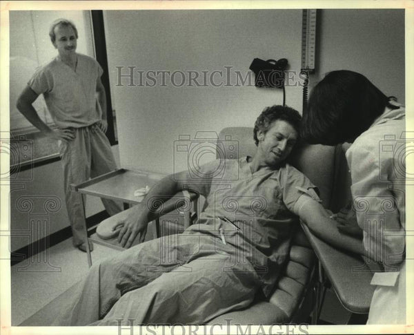 1981 Press Photo Astros Don Sutton has blood drawn as teammate Gary ...