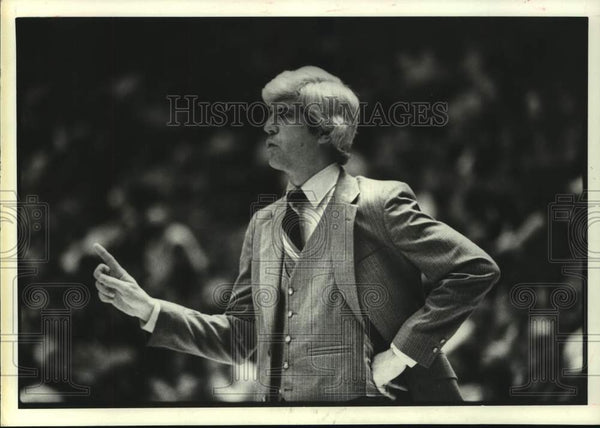 1980 Press Photo Houston Rockets basketball coach Del Harris makes a ...