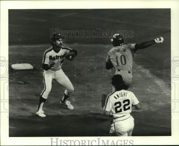 1982 Press Photo Houston Astros baseball player Ray Knight chased down ...