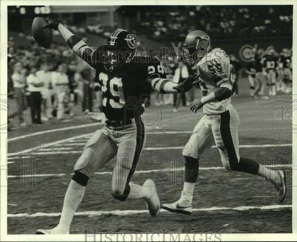 1985 Press Photo Gamblers' Sam Harrell scores 2nd touchdown against ...