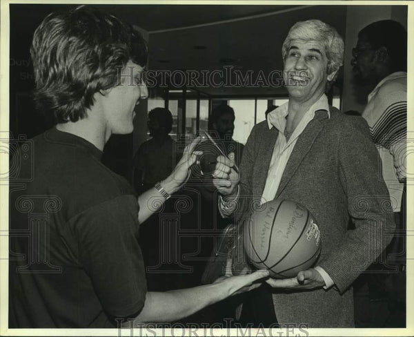 1981 Press Photo Rockets' Del Harris signs basketball for fan Alan ...
