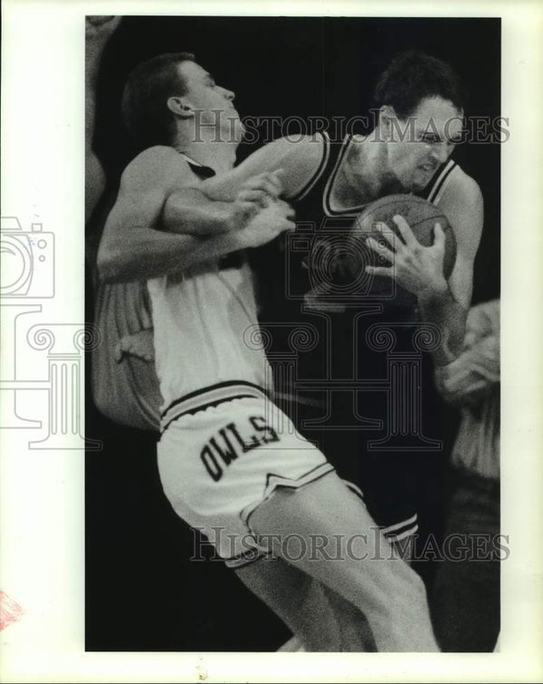 1990 Press Photo Rice basketball player Greg Price takes an elbow from ...