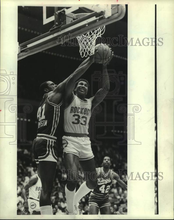 1984 Press Photo Houston Rockets basketball player Robert Reid goes fo ...