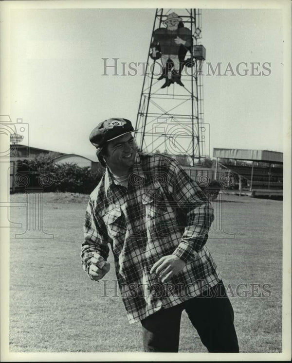 1974 Press Photo Oilers football player Greg Sampson has a laugh befor ...