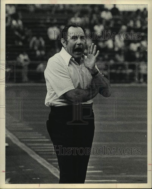 1973 Press Photo Houston Oilers' Bill Peterson shouts from sidelines ...