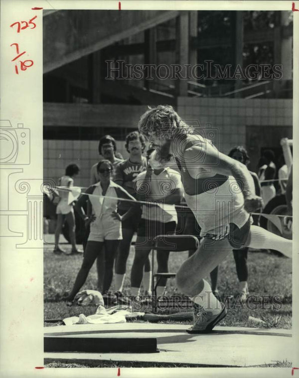 1980 Press Photo Shot put record setter Brian Oldfield prepares to ...