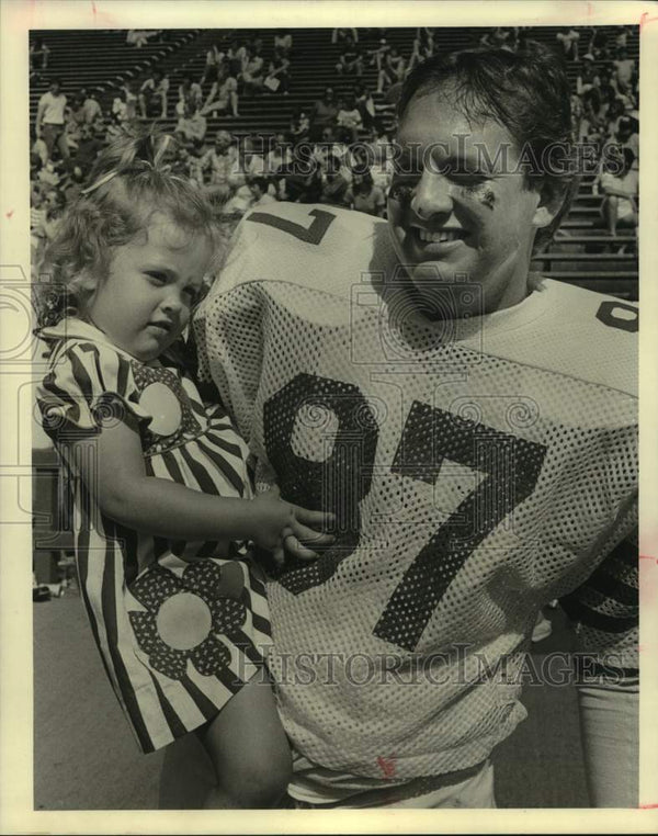 1983 Press Photo Former Rice linebacker John Kelly, Jr. with daughter ...