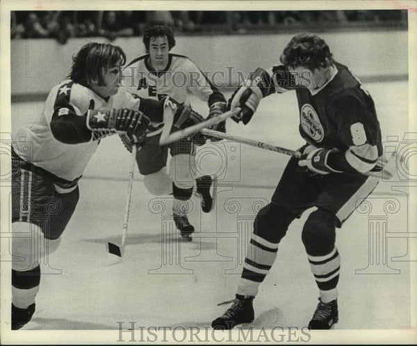 1972 Press Photo Houston Aeros ice hockey player John Schella battles ...
