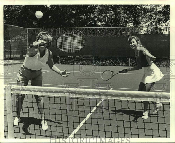 1980 Press Photo Jo Ann Padgett and daughter Tracy play tennis in ...