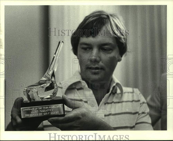 1979 Press Photo John Mahaffey holds Comeback of the Year award from ...