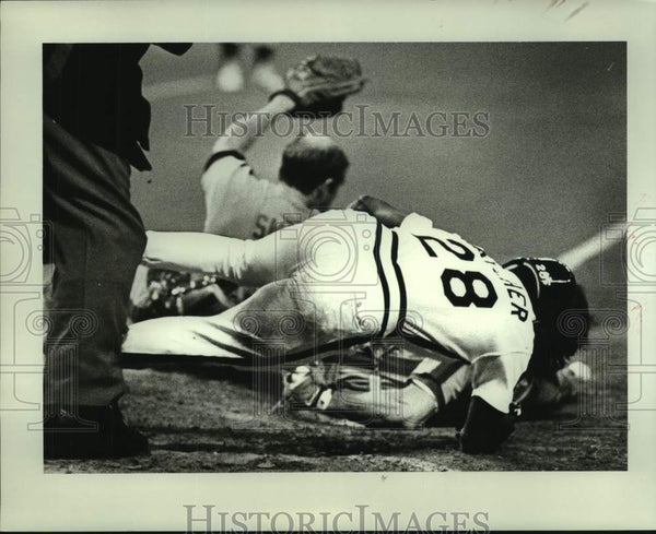 1988 Press Photo Astro Billy Hatcher dives over Expo Mark Fitzgerald at ...
