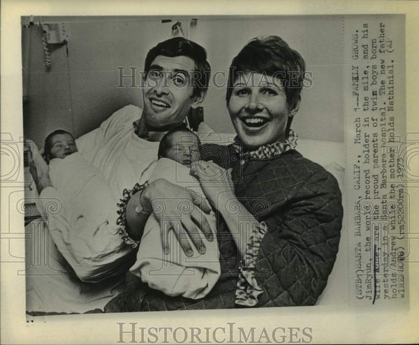 1973 Press Photo Jim and Anne Ryun hold their twin boys in Santa ...