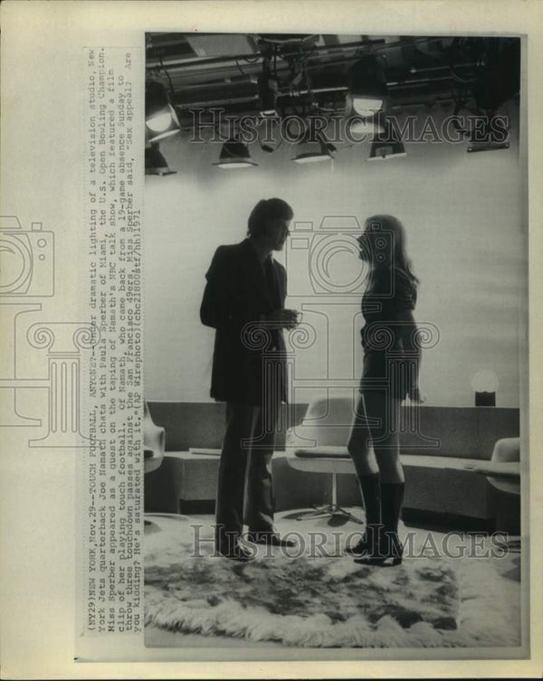 1971 Press Photo Jets' quarterback chats with bowling champion Paula ...