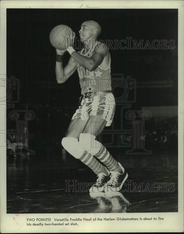 1971 Press Photo Freddie Neal, Harlem Globetrotters shoots two handed ...
