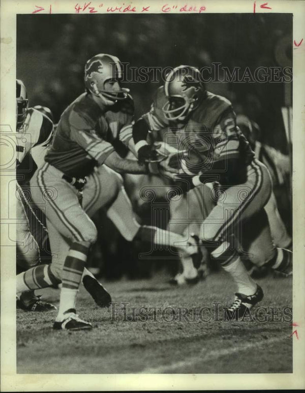 1971 Press Photo Lions' quarterback Greg Landry hands off to Altie ...