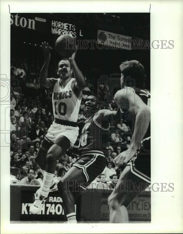 1989 Press Photo Rockets' John Lucas drives past Jazz' Mike Brown for ...