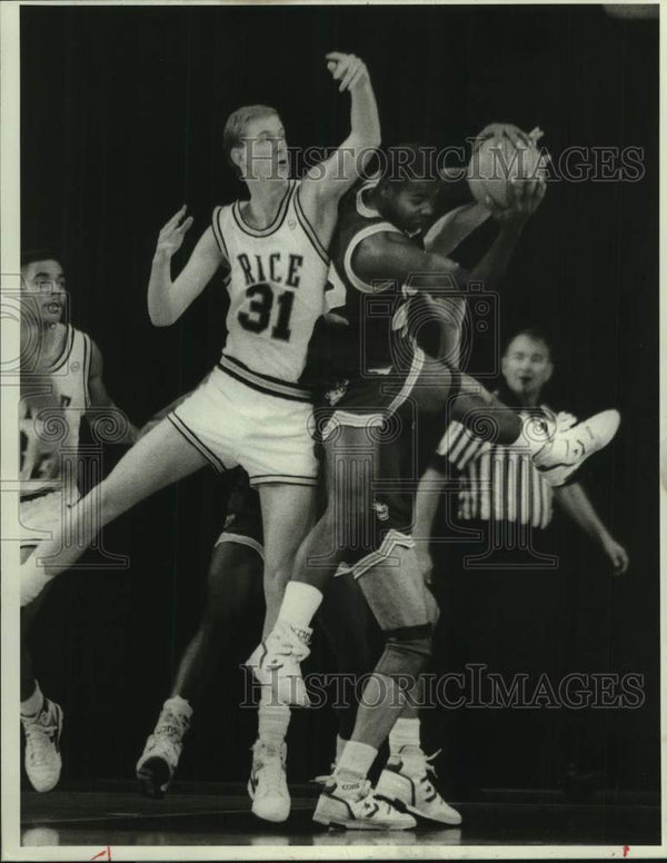 1988 Press Photo Rice's Craig Price misses pass to Darryl Owens of ...