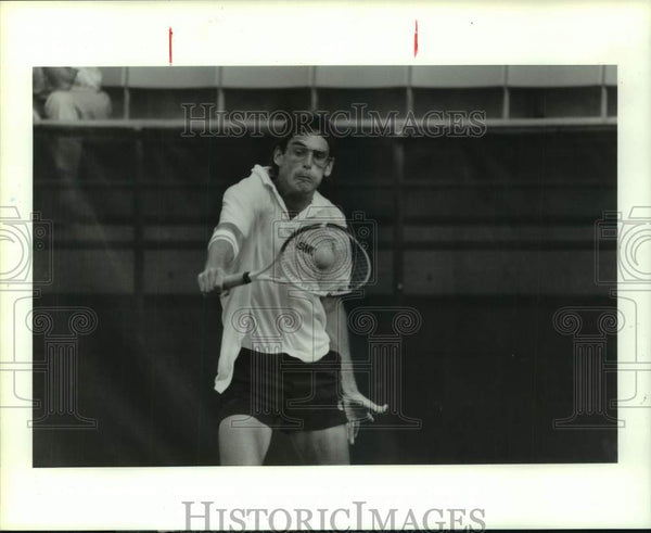 1990 Press Photo SMU's Tim Triguero defeats Rice's Ken Thome at SWC ...