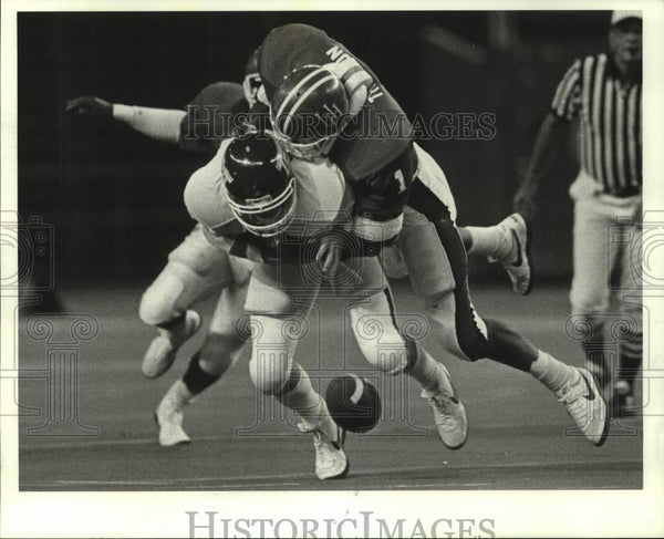 1986 Press Photo UH's Randy Thornton forces fumble & turnover by David ...
