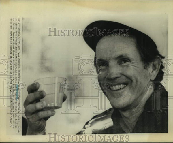 1975 Press Photo Pro golfer Gene Littler toasts press with orange juice ...