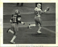 1982 Press Photo Oilers' Mike Renfro takes his catch to a touchdown ...