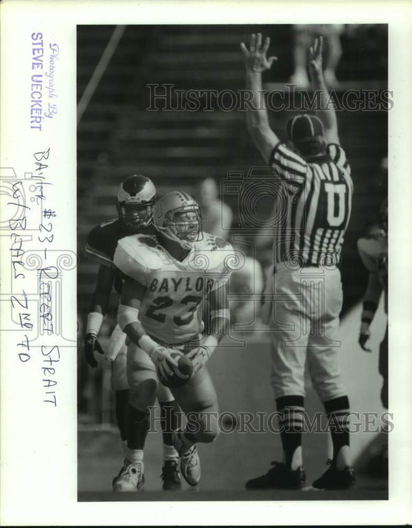 1990 Press Photo Baylor football's Robert Strait scores the Bears ...