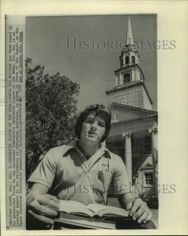1975 Press Photo TCU football player Tim Pulliam poses in front of TCU ...