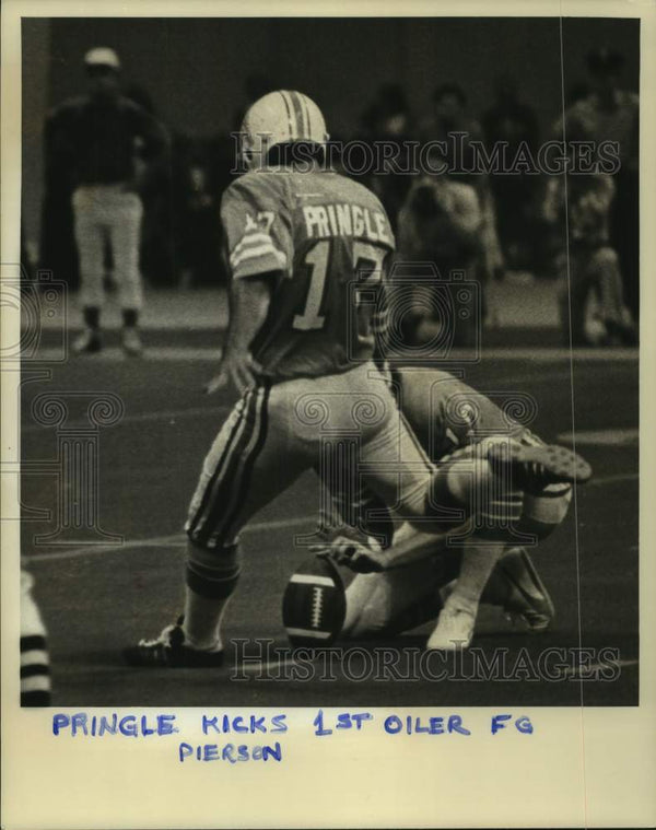 1975 Press Photo Houston Oilers football kicker Pringle #17 kicks field ...