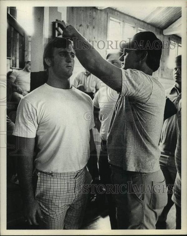 1971 Press Photo Houston Oilers football player Ron Pritchard gets ...