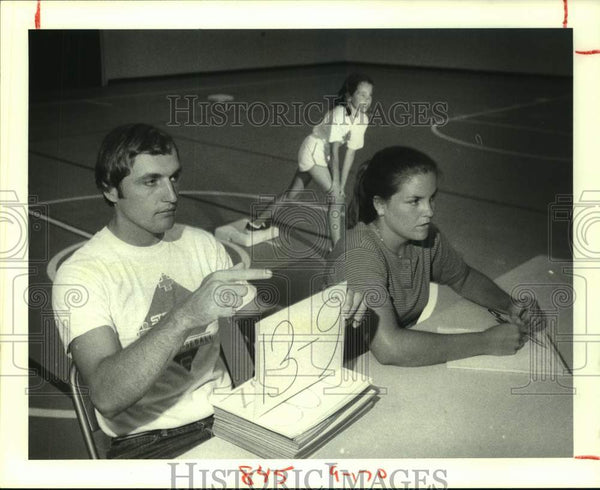 1980 Press Photo Houston Astros' Terry Puhl with Beth Bevans and Karen ...