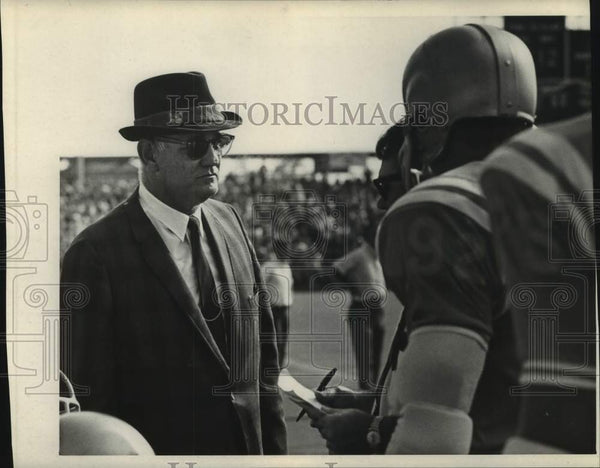 1970 Press Photo UCLA football Tommy Prothro talks with his coaches ...